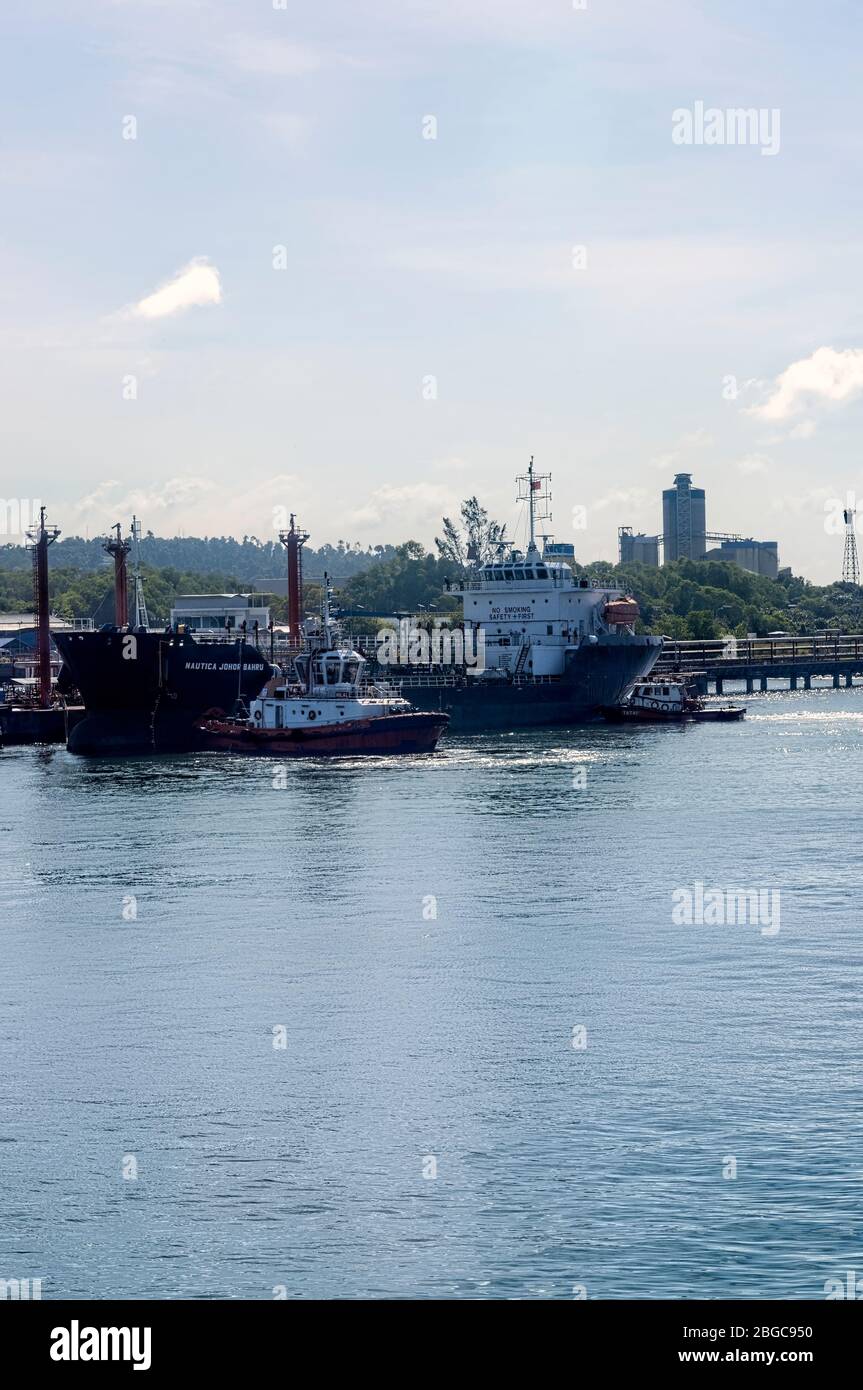 vessel discharge cargo at port Stock Photo - Alamy