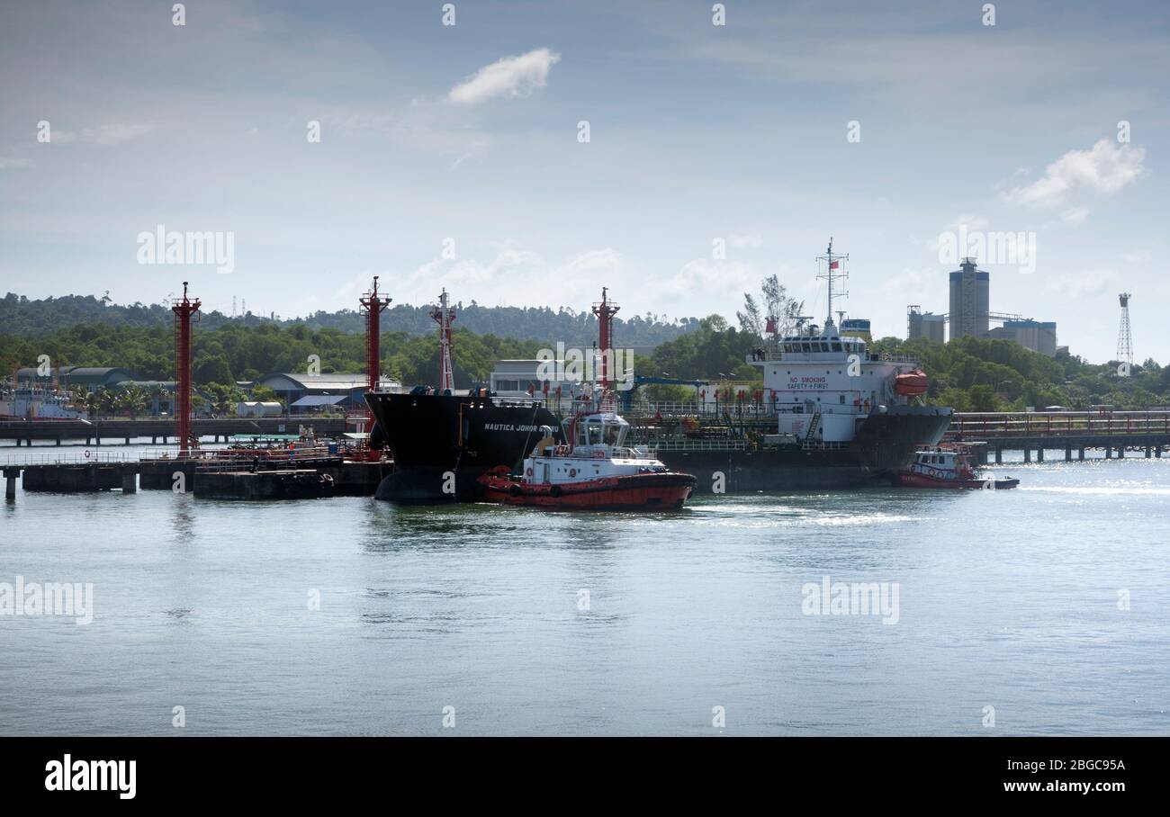 vessel discharge cargo at port Stock Photo - Alamy