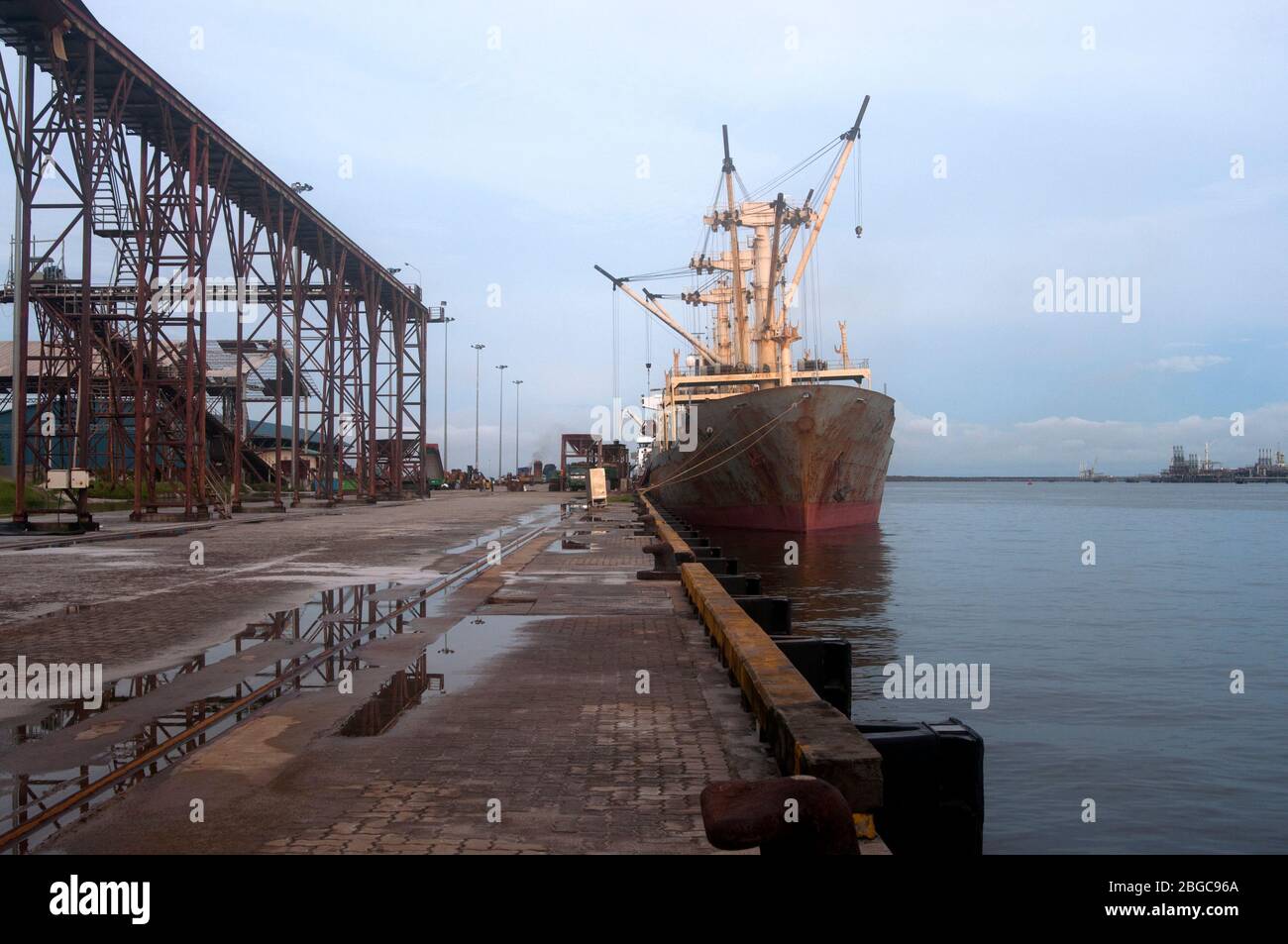 vessel discharge cargo at port Stock Photo - Alamy