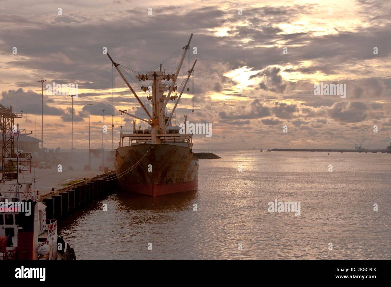vessel discharge cargo at port Stock Photo - Alamy