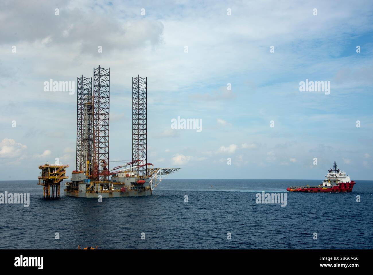 operation installation jack up rig at sea assist by offshore vessel ...