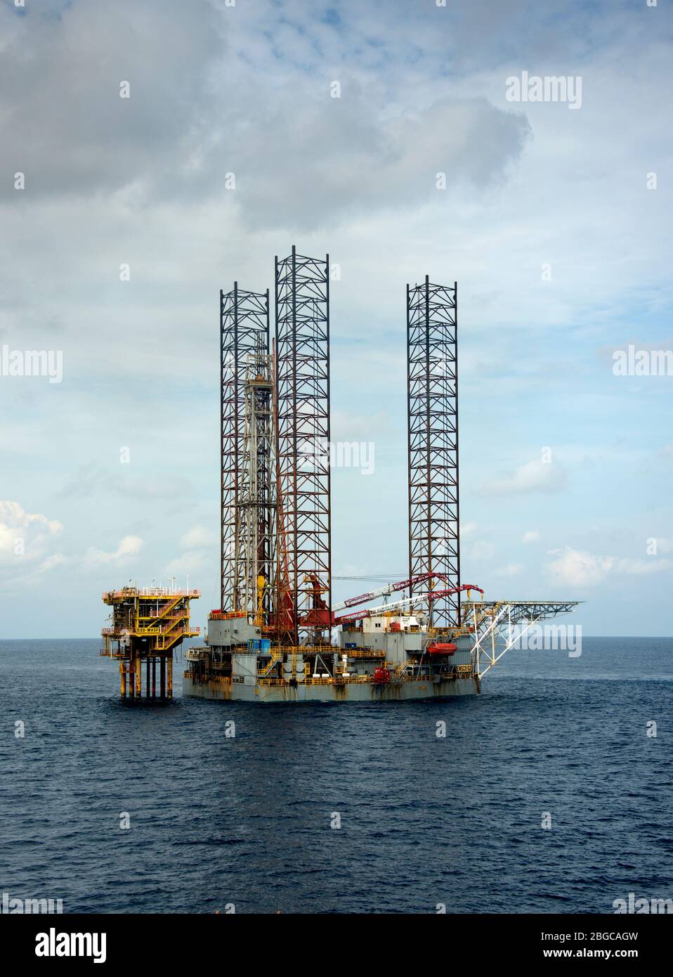 operation installation jack up rig at sea assist by offshore vessel ...