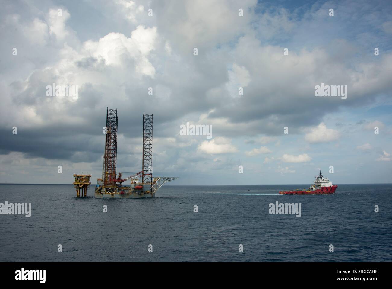 operation installation jack up rig at sea assist by offshore vessel ...