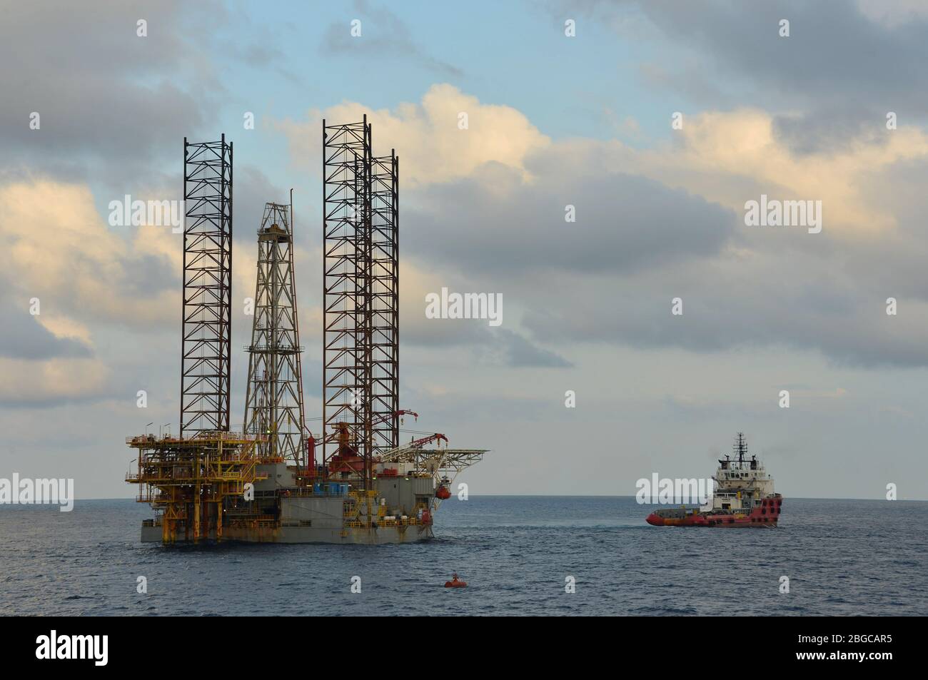 operation installation jack up rig at sea assist by offshore vessel ...