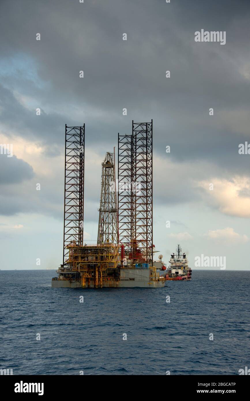 operation installation jack up rig at sea assist by offshore vessel ...