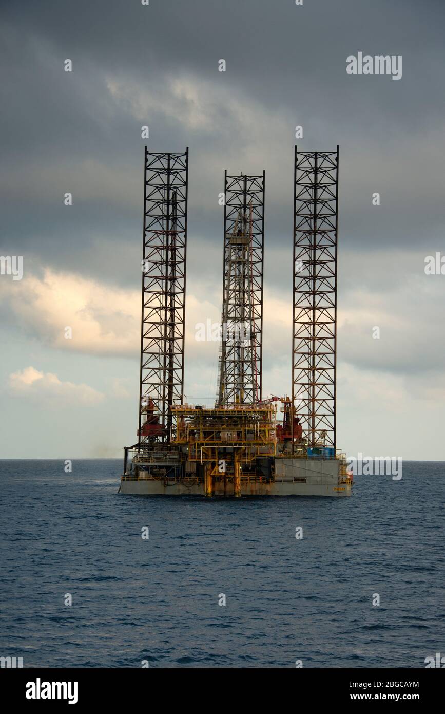 operation installation jack up rig at sea assist by offshore vessel ...