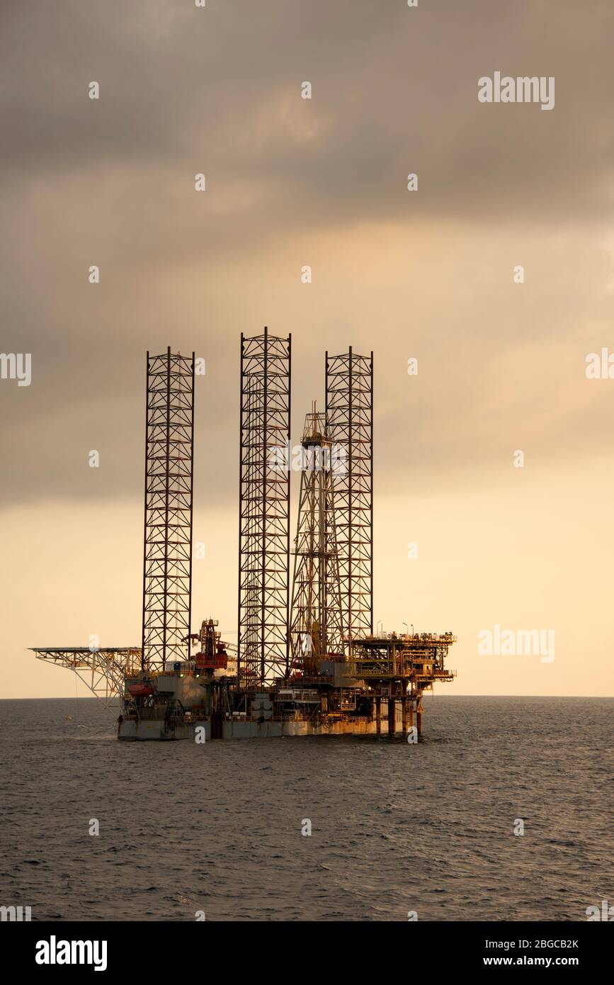 operation installation jack up rig at sea assist by offshore vessel ...