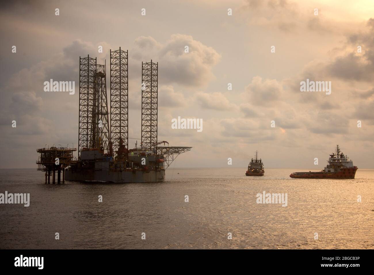 operation installation jack up rig at sea assist by offshore vessel ...