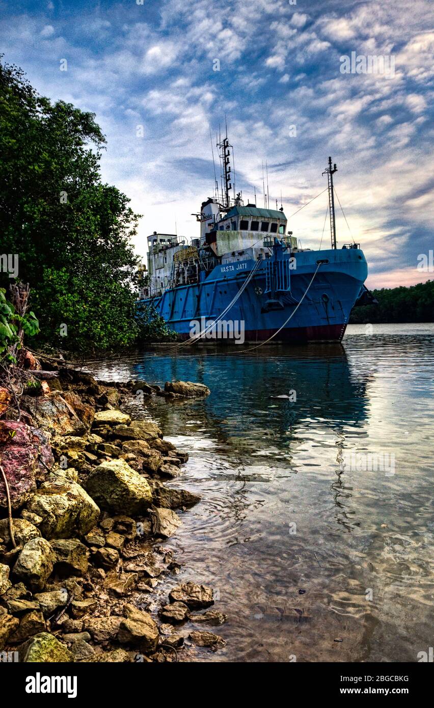 Offshore support vessel hi-res stock photography and images - Alamy