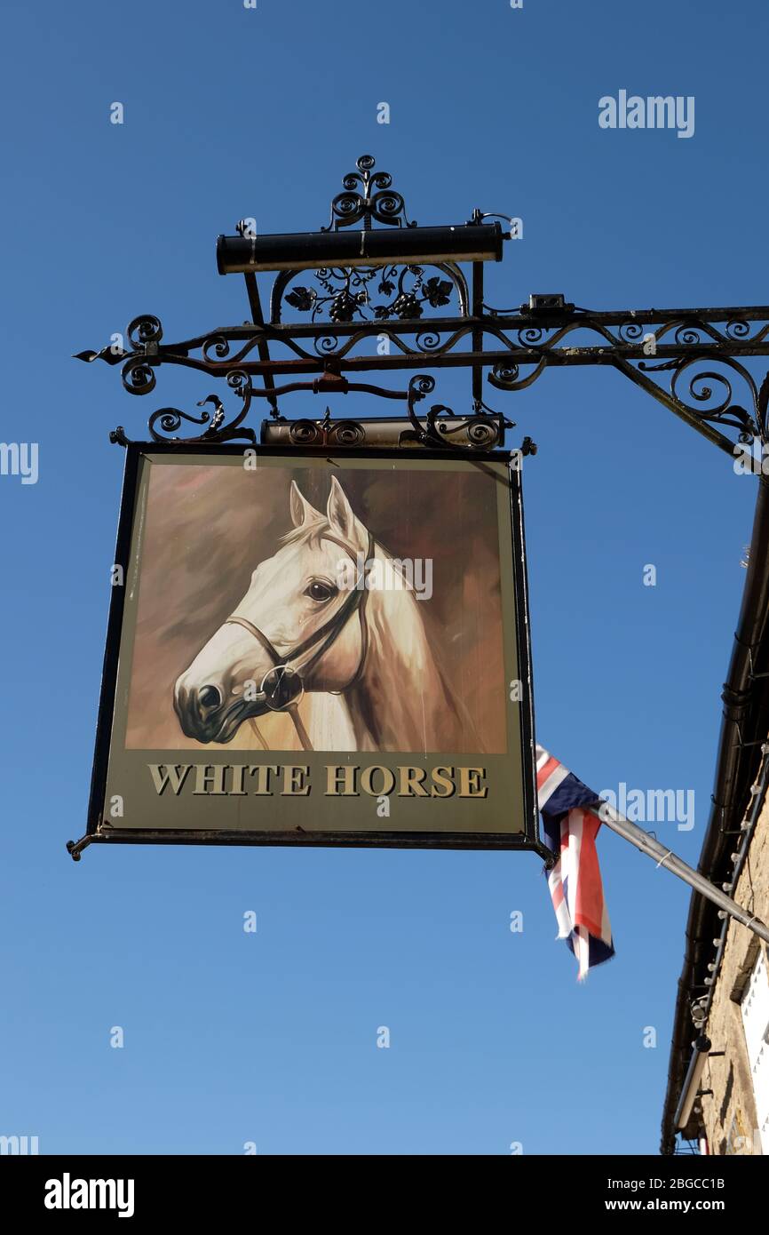 The 17th century White Horse Inn - Silverstone Village Stock Photo - Alamy