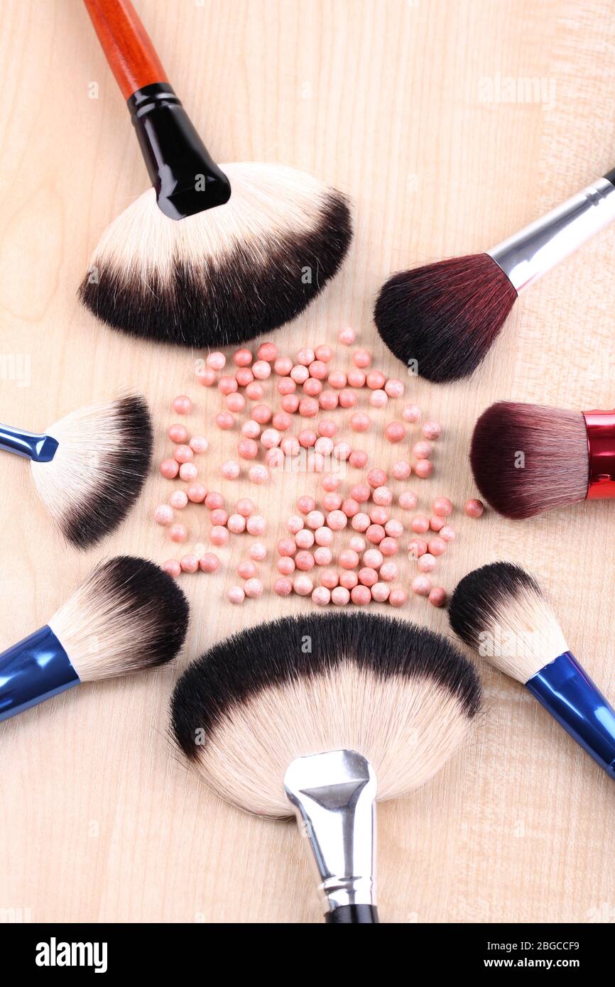 Bronzer brushes hi-res stock photography and images - Alamy