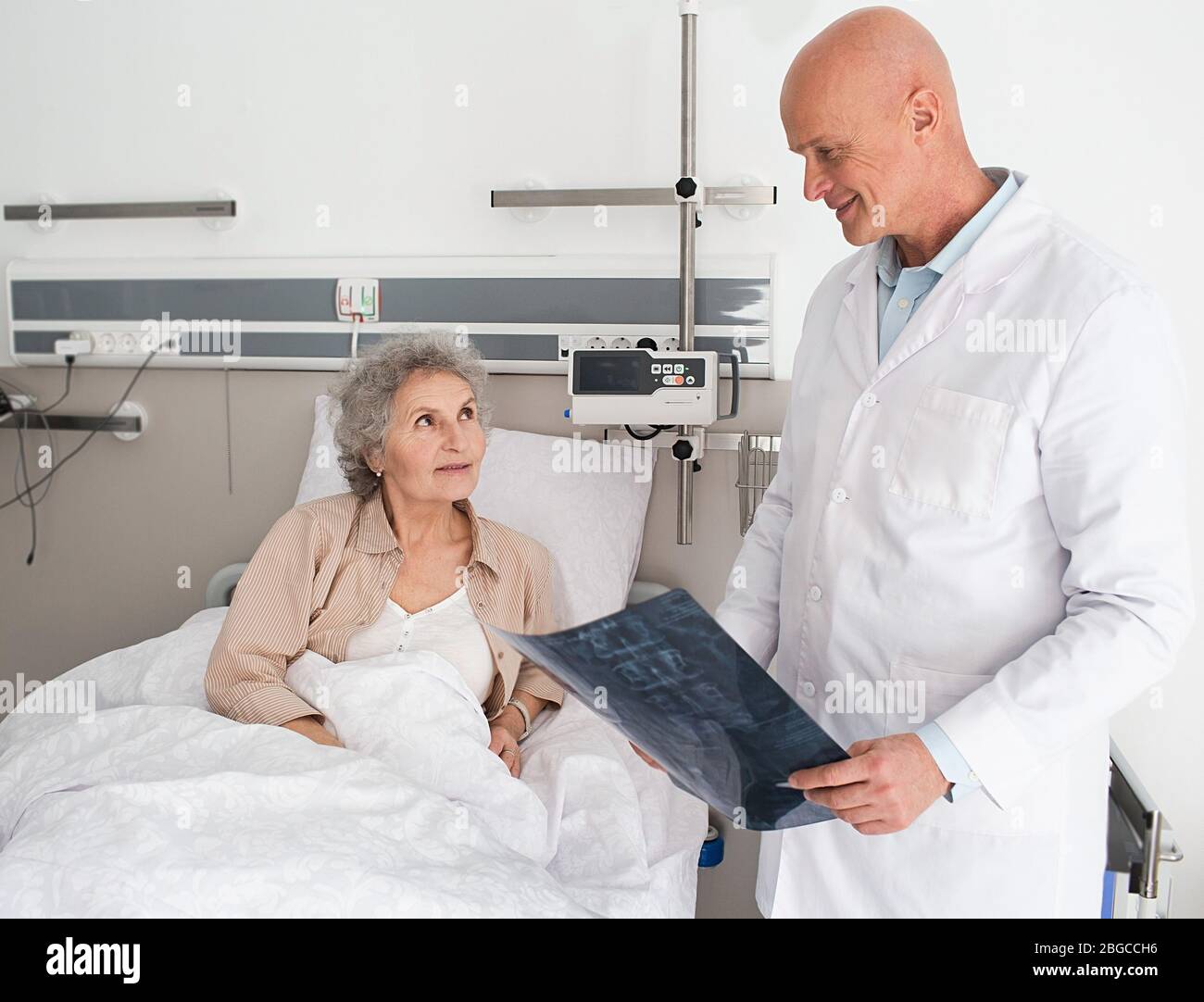 Caring for elderly hi-res stock photography and images - Alamy