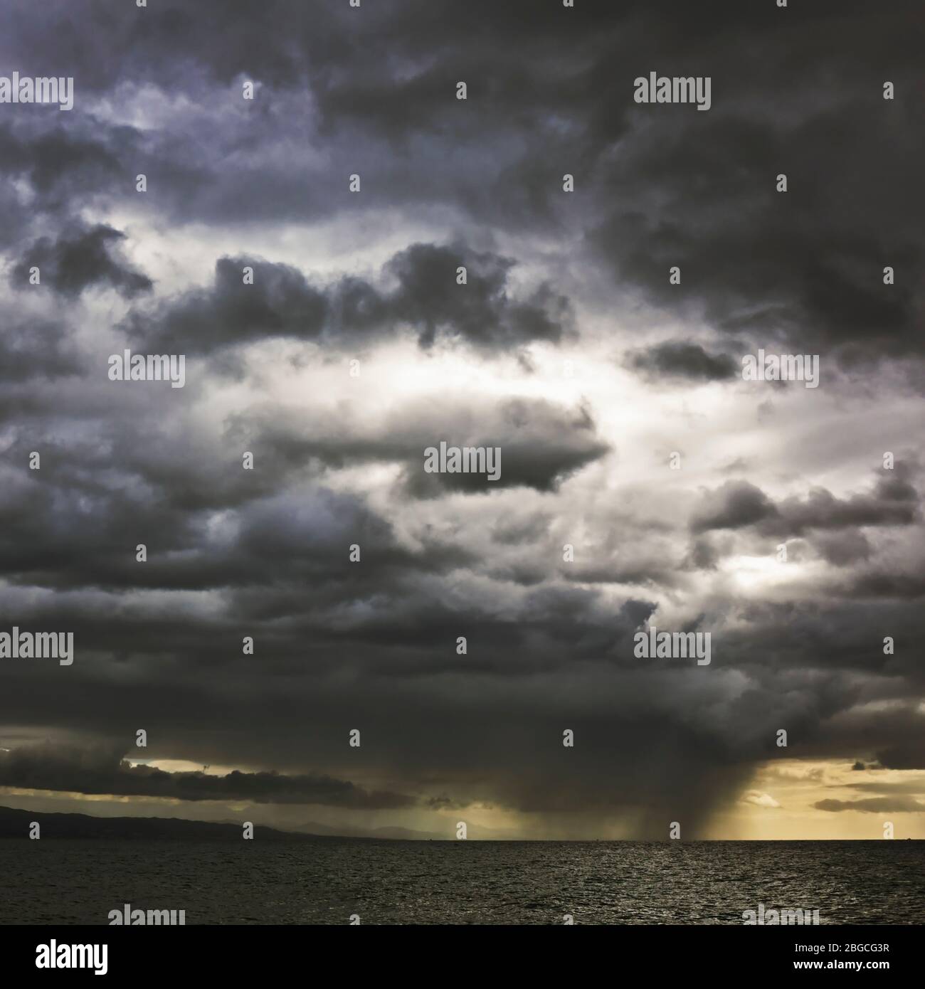 Approaching thunderstorm hi-res stock photography and images - Alamy