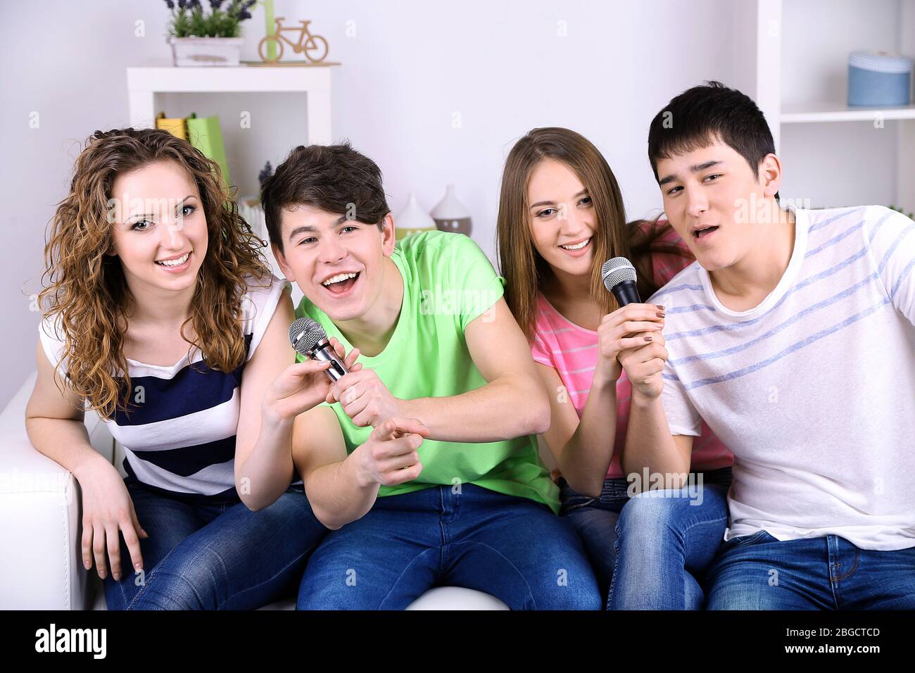 Teen party home singing karaoke hi-res stock photography and images - Alamy