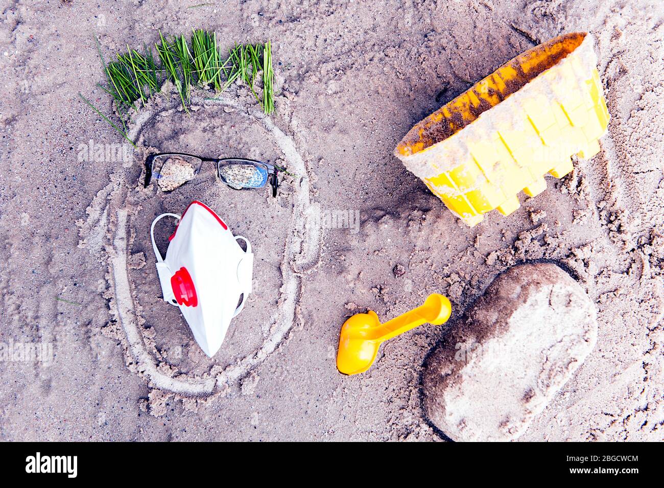 Face made on sand beach hi-res stock photography and images - Alamy