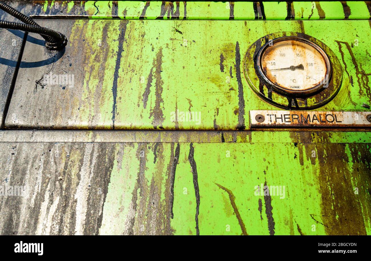 Thermal oil ( thermalöl) in German temperature gauge on paver Stock ...