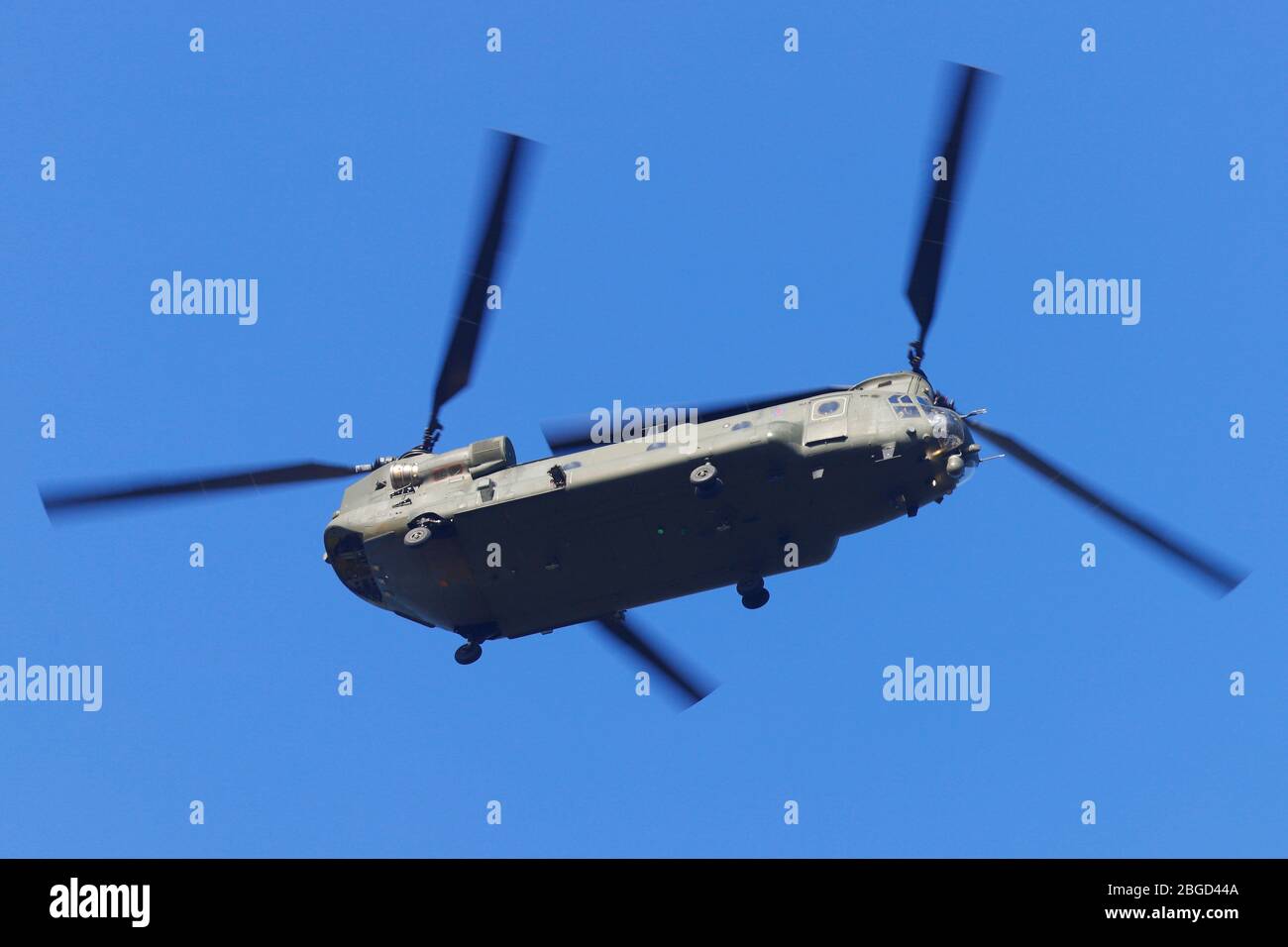 A twin rotor RAF Chinook helicopter flying over Leeds Stock Photo - Alamy