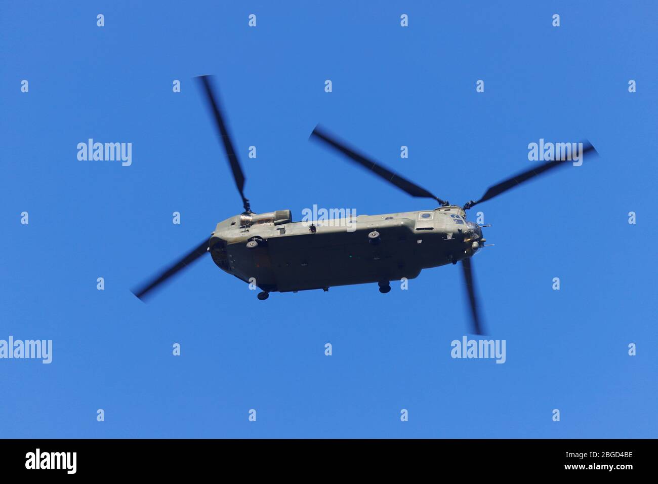 A twin rotor RAF Chinook helicopter flying over Leeds Stock Photo - Alamy