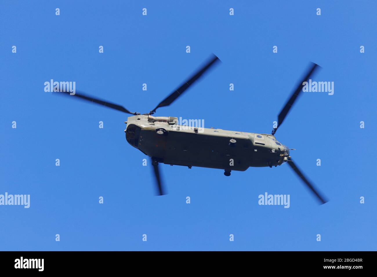 A twin rotor RAF Chinook helicopter flying over Leeds Stock Photo - Alamy