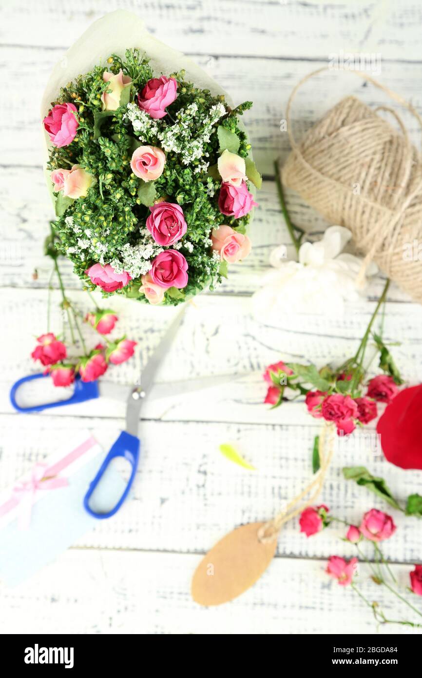 Step step florist arranging bouquet hi-res stock photography and images ...