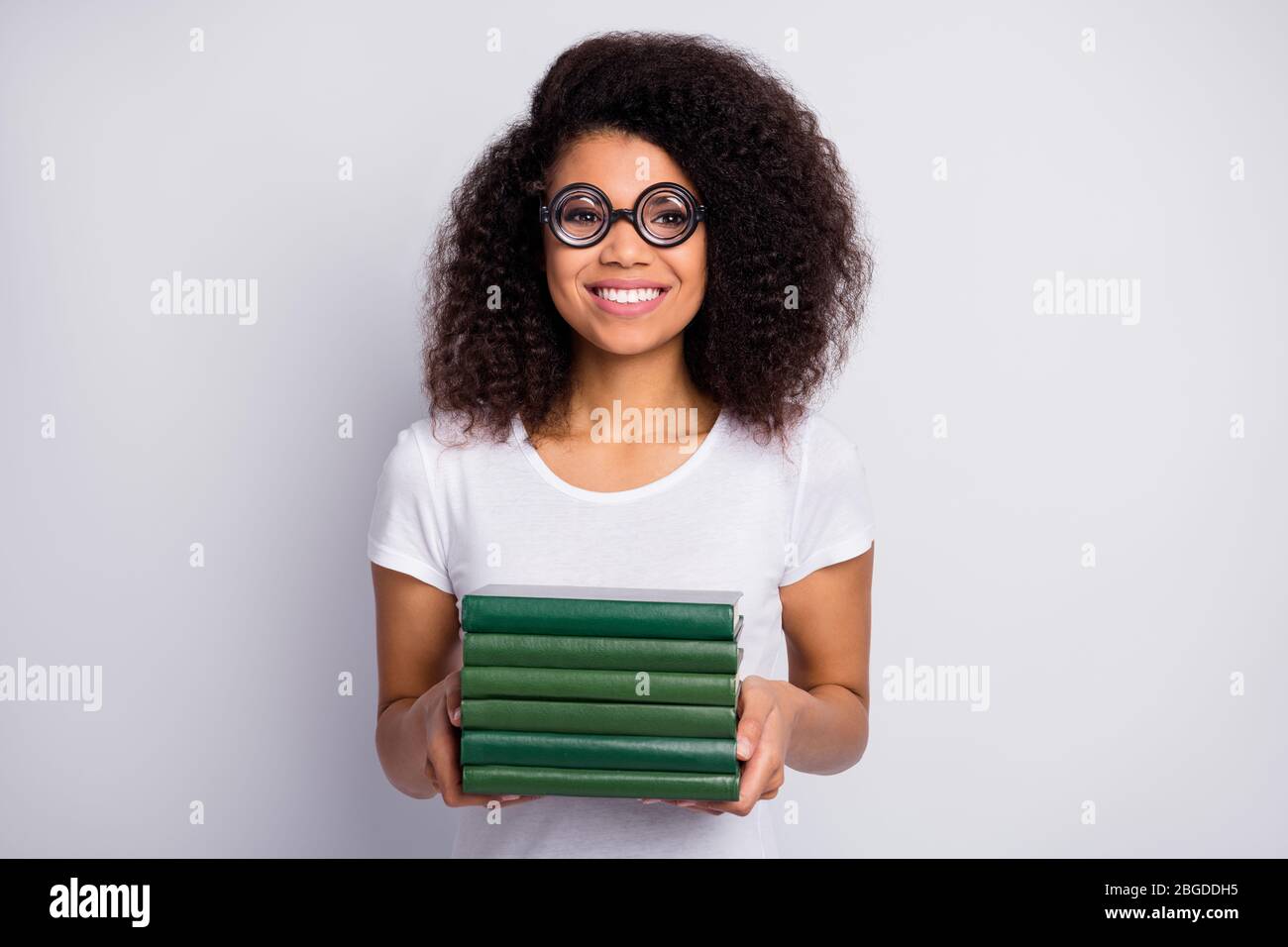 Close-up portrait of her she nice attractive cheerful cheery wavy ...