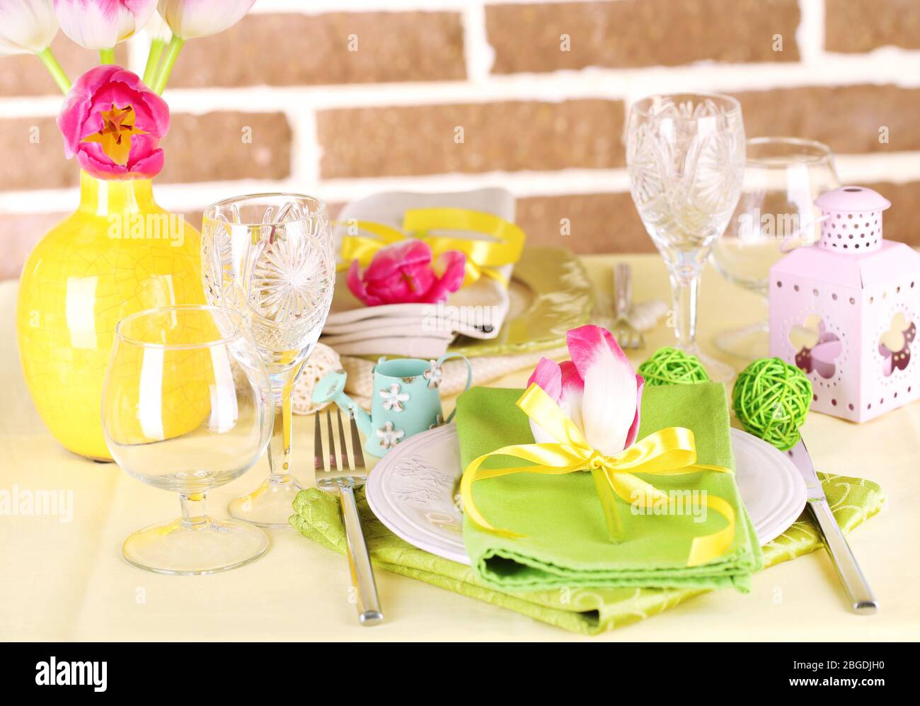 Beautiful spring table setting hi-res stock photography and images - Alamy