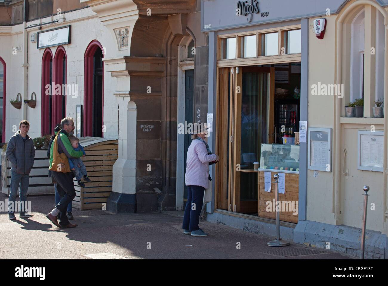 Long queue house hi-res stock photography and images - Alamy