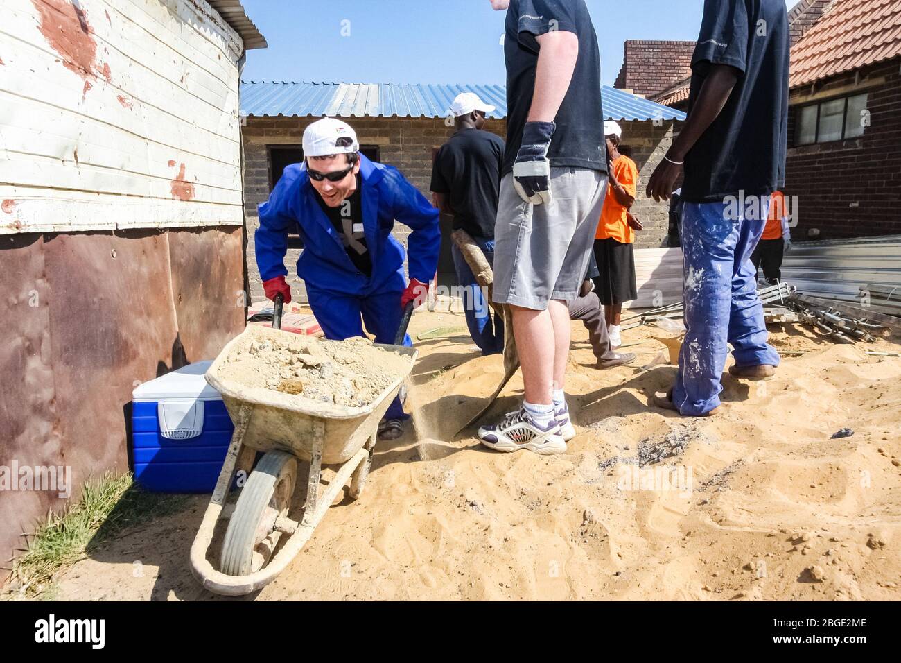South africa helping community hi-res stock photography and images - Alamy