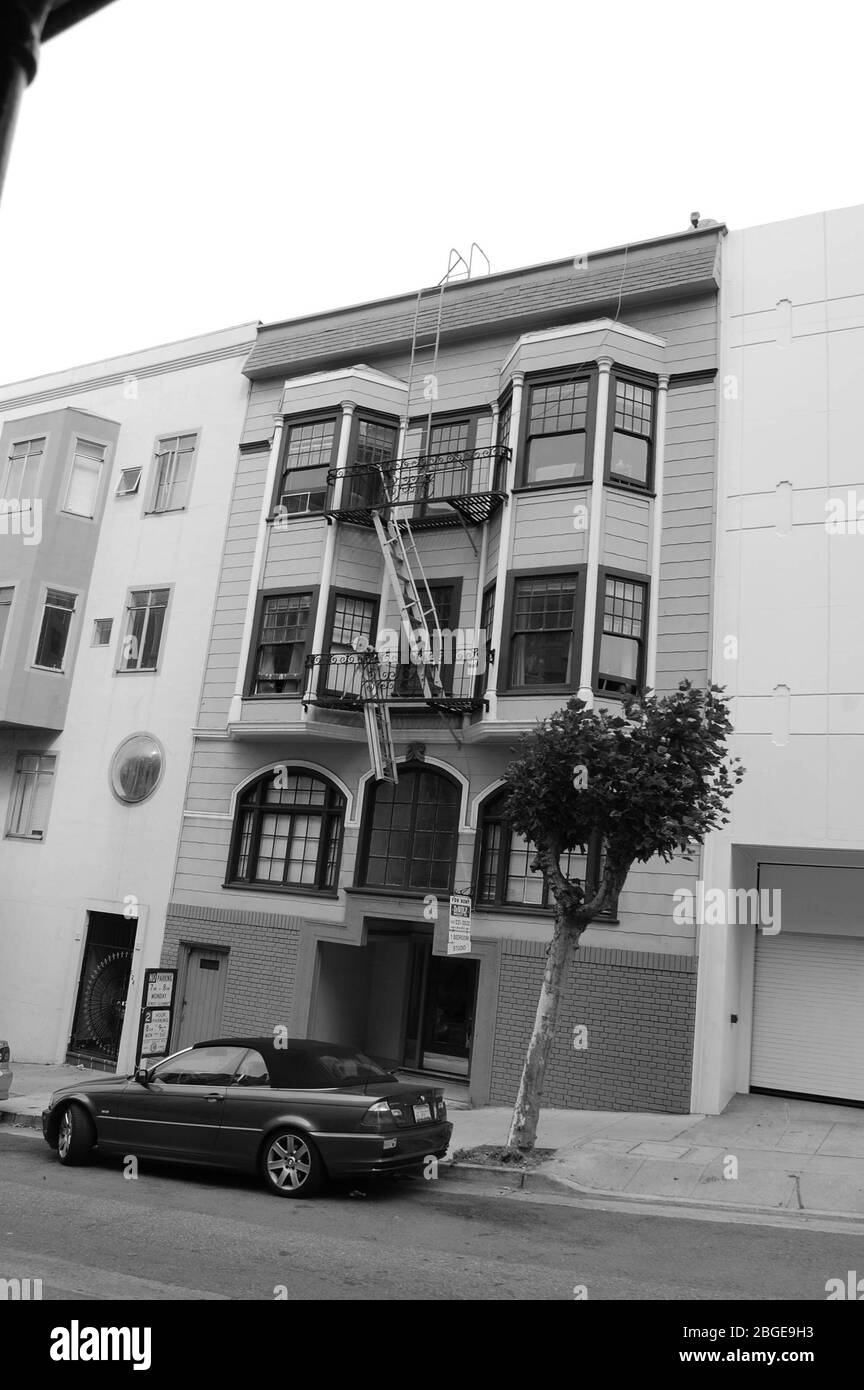 Block of flats in San Francisco California USA tree old style car soft ...