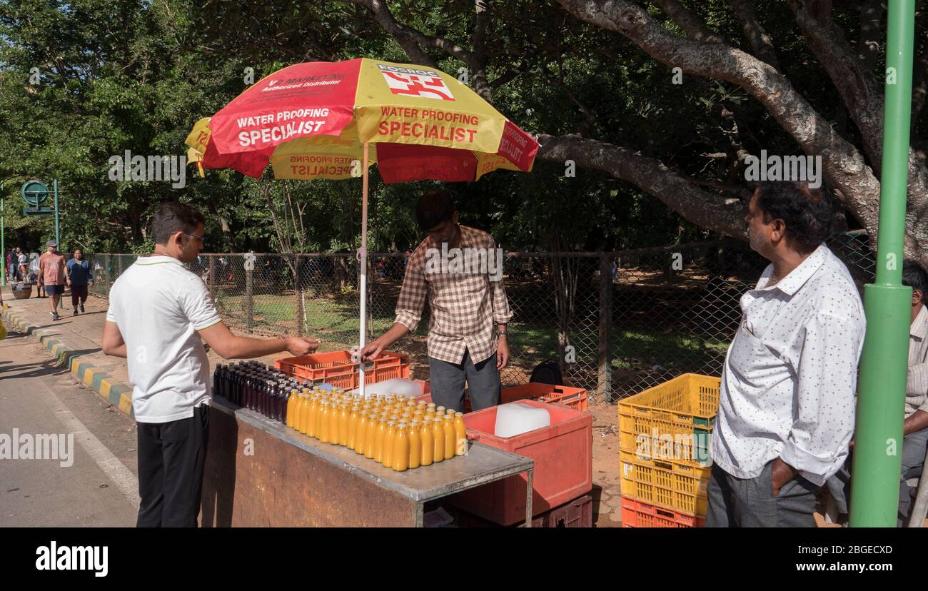 People buying juice from the old and famous juice stall inside Cubbon ...