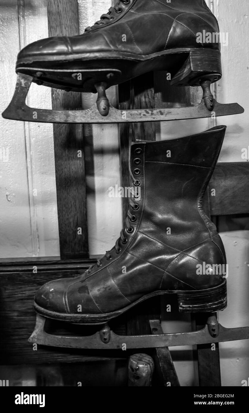 Vintage ice skates in an antique shop in London Stock Photo - Alamy