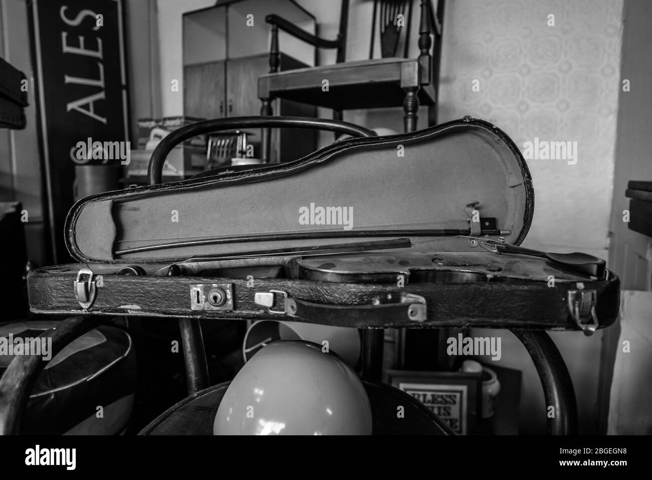 London/UK - 2/2/20 - An open violin case with a violin inside lying ...