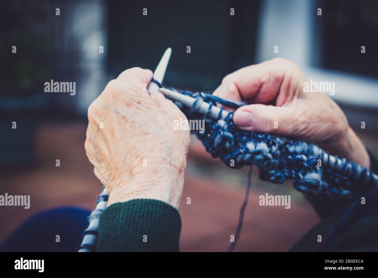Old lady hands hi-res stock photography and images - Alamy
