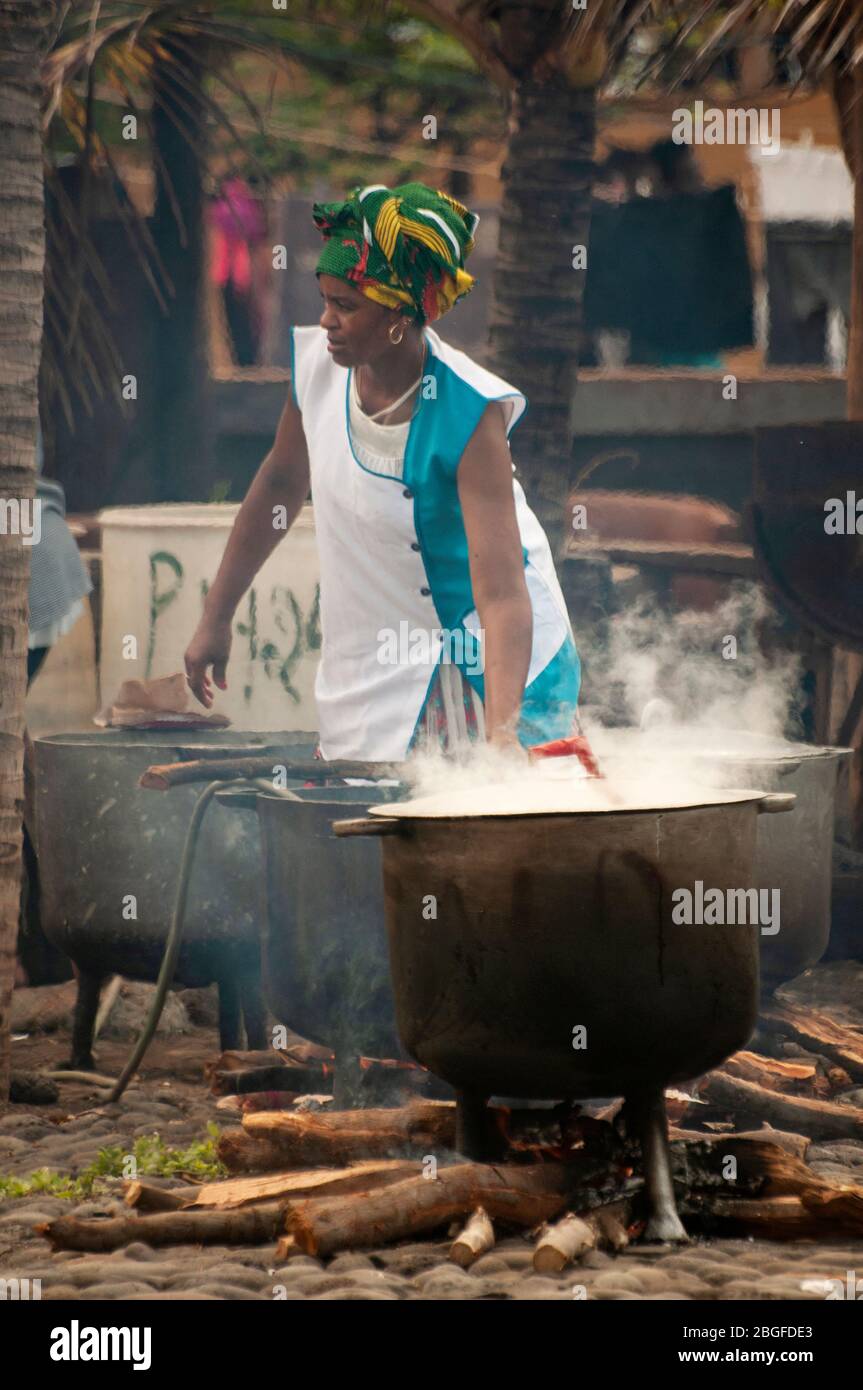 African cooking equipment hi-res stock photography and images - Alamy