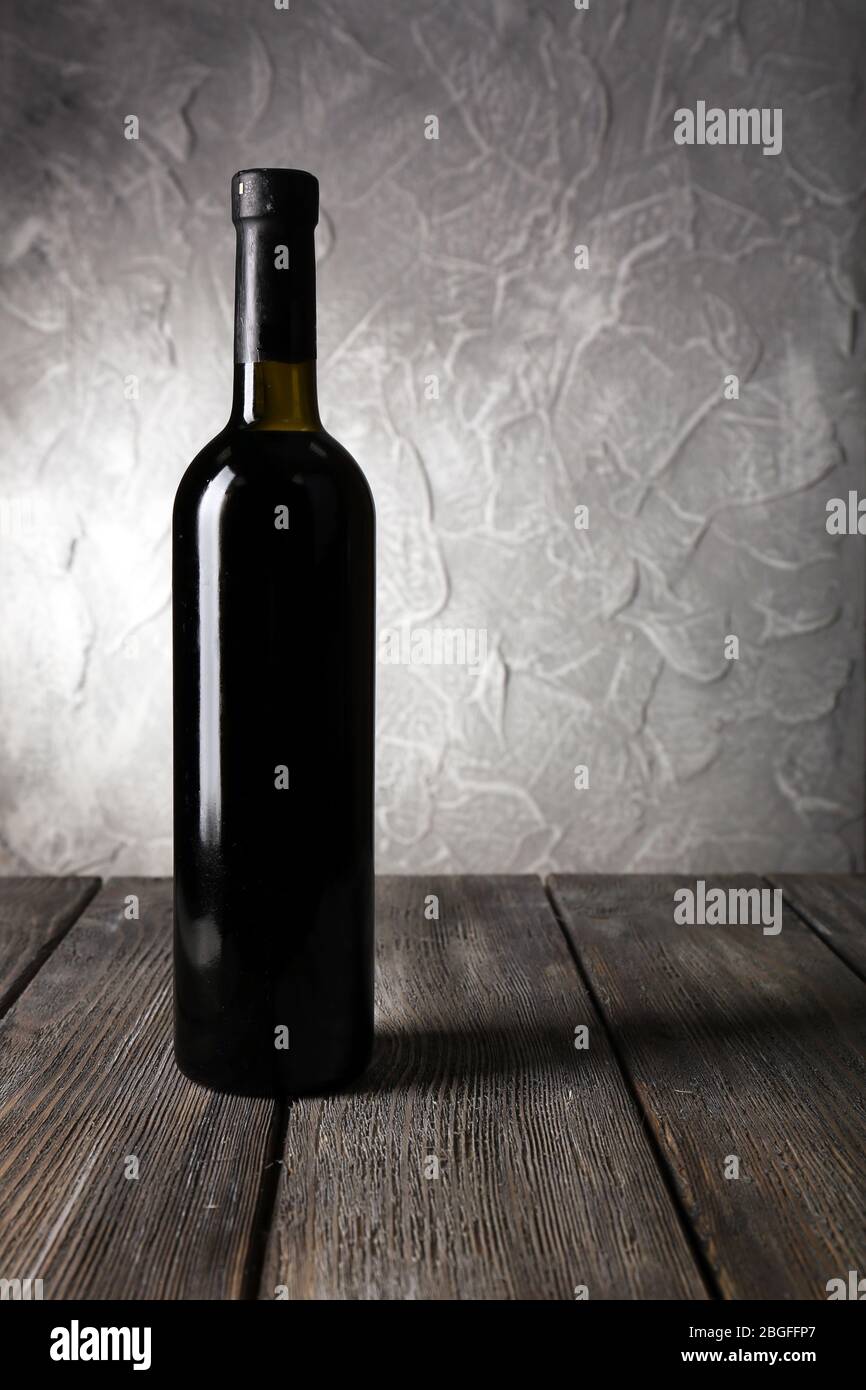 Bottle of red wine Stock Photo - Alamy