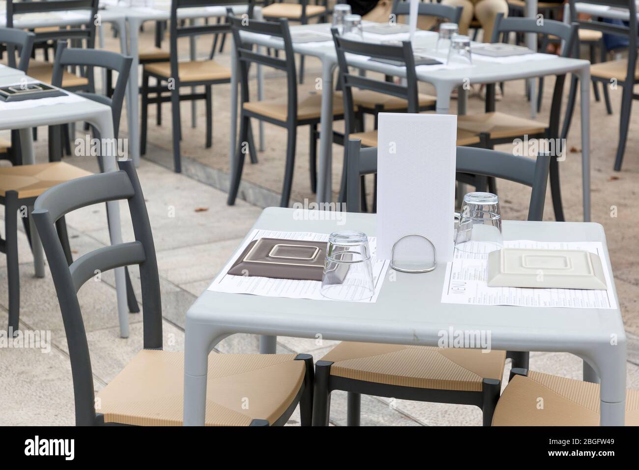 Empty restaurant terrace with simple setted tables Stock Photo - Alamy