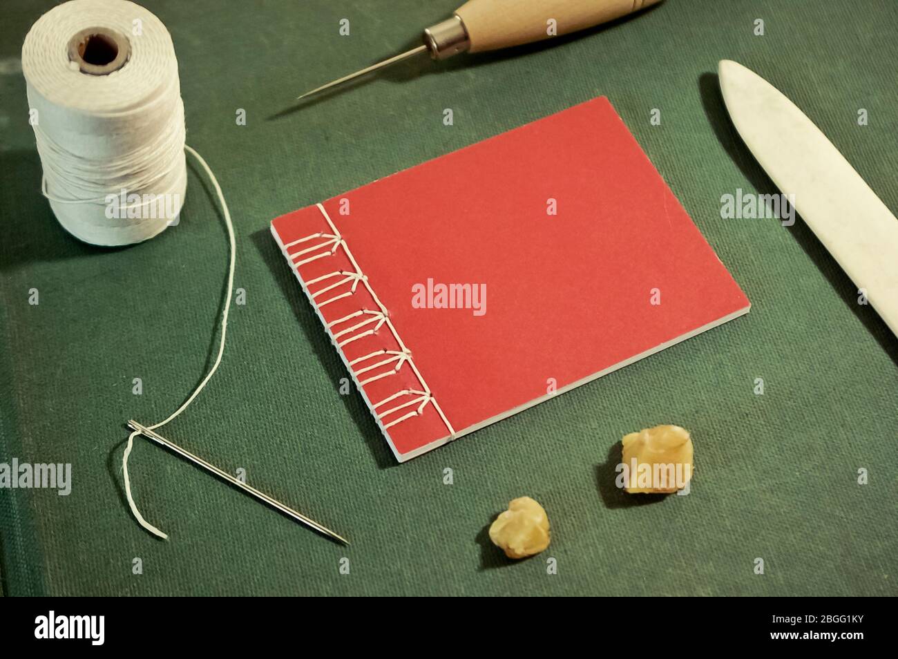 Bookbinding hi-res stock photography and images - Alamy
