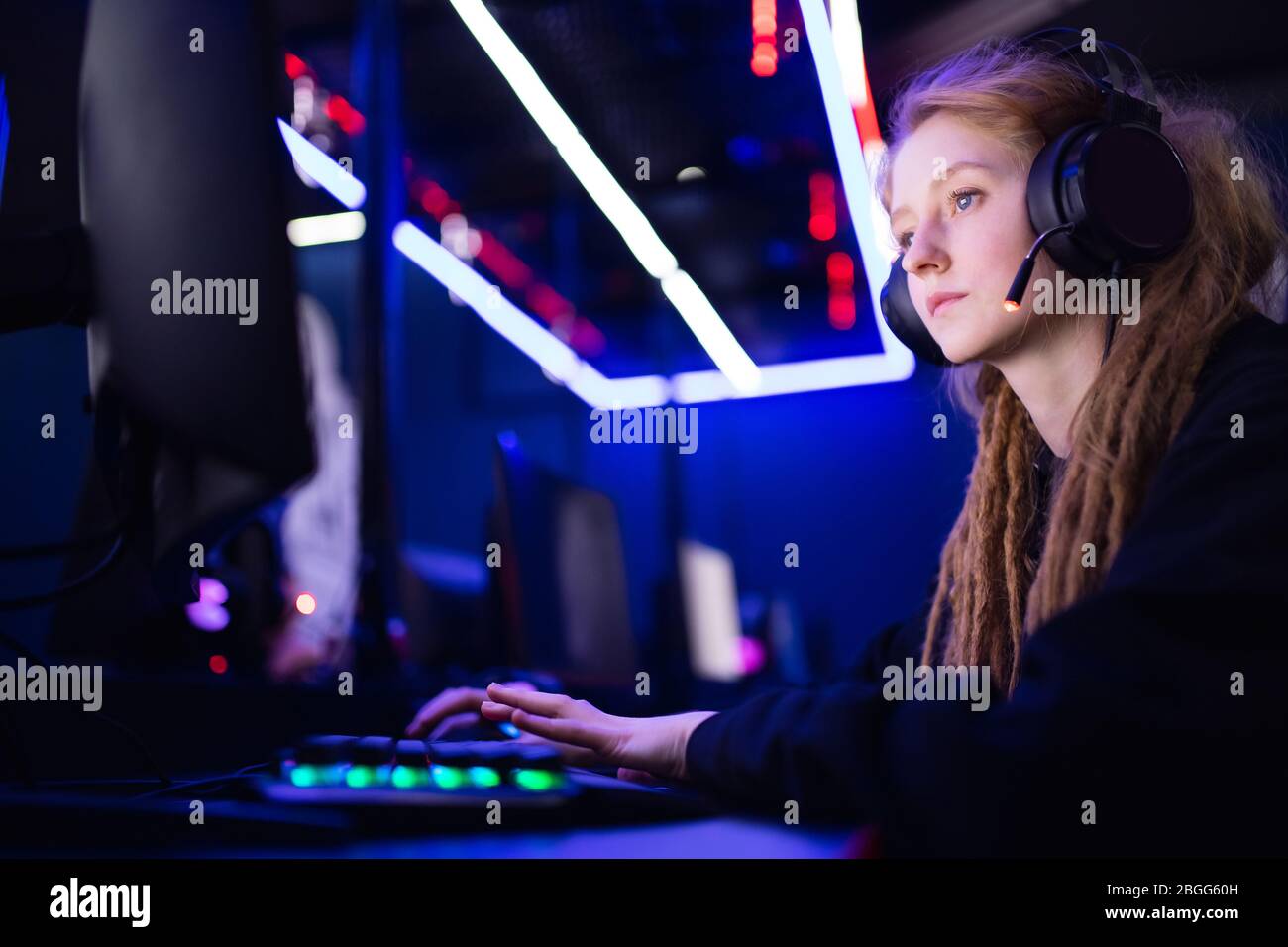 Streamer beautiful girl professional gamer smile playing online games ...