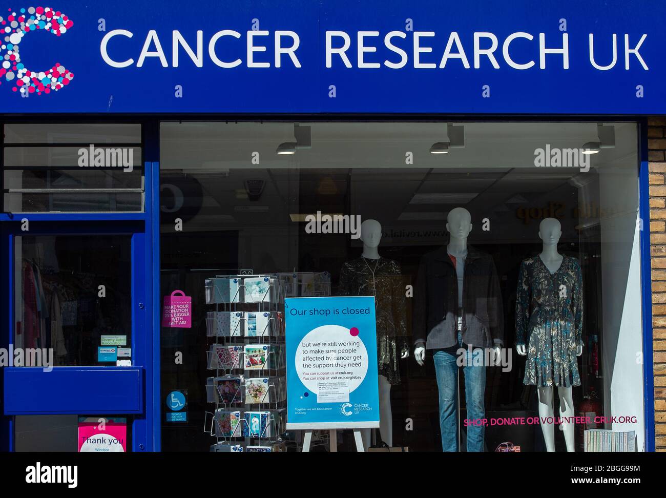 Cancer research charity shop closed hi-res stock photography and images ...