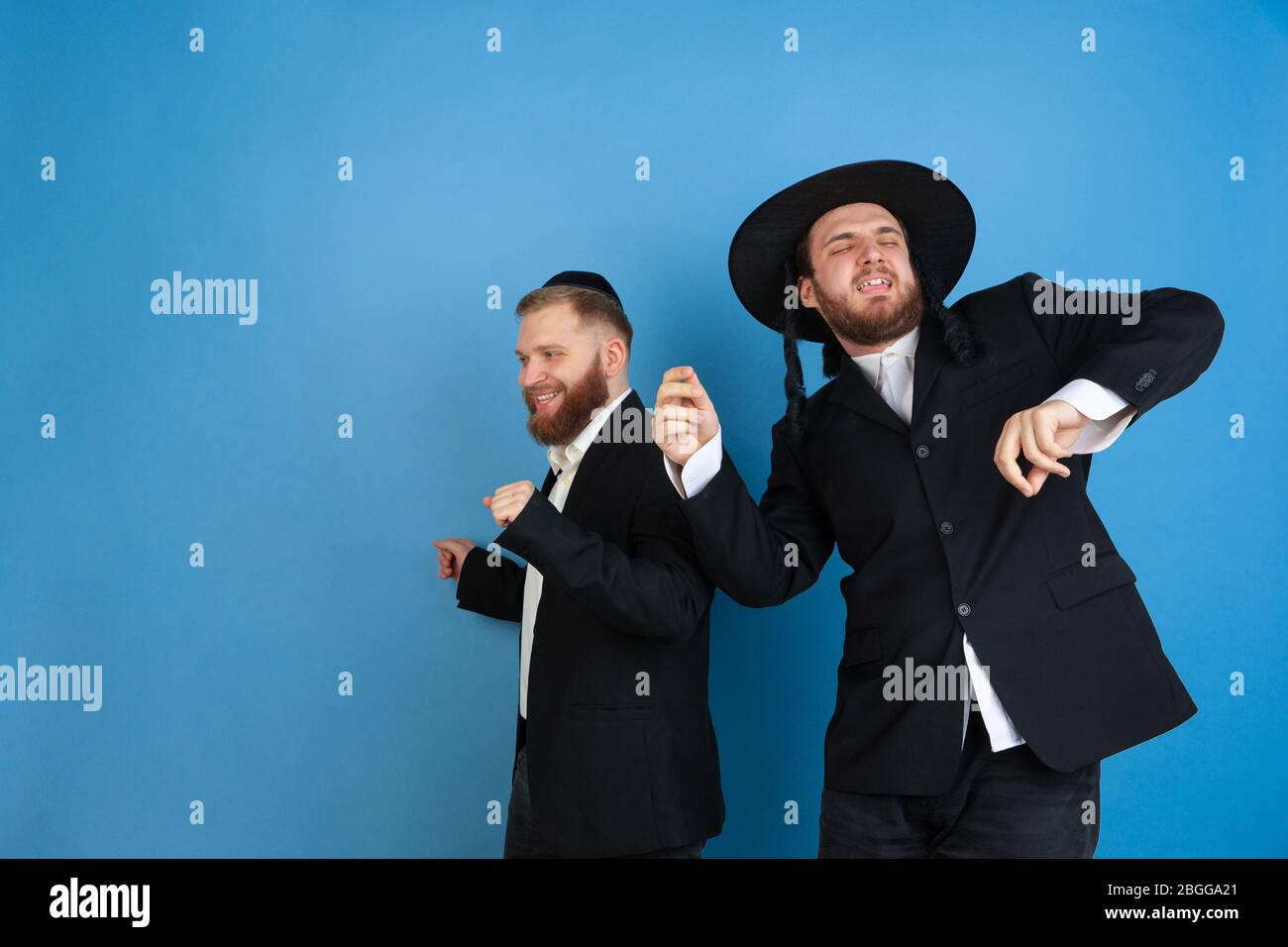 Jewish men dancing hi-res stock photography and images - Alamy
