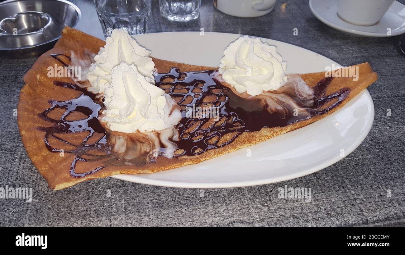 Vanilla ice cream crepes hi-res stock photography and images - Alamy