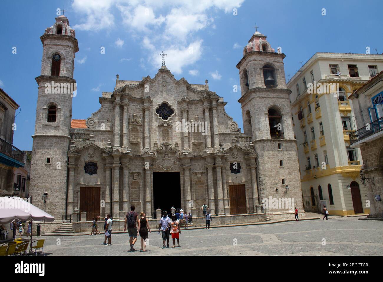 Habana cathedral hi-res stock photography and images - Alamy
