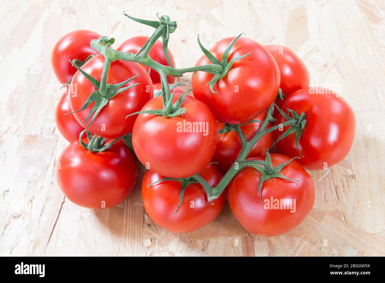 cluster of small red cherry tomatoes Stock Photo - Alamy