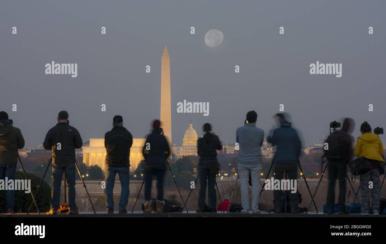 Moon over dc hi-res stock photography and images - Alamy