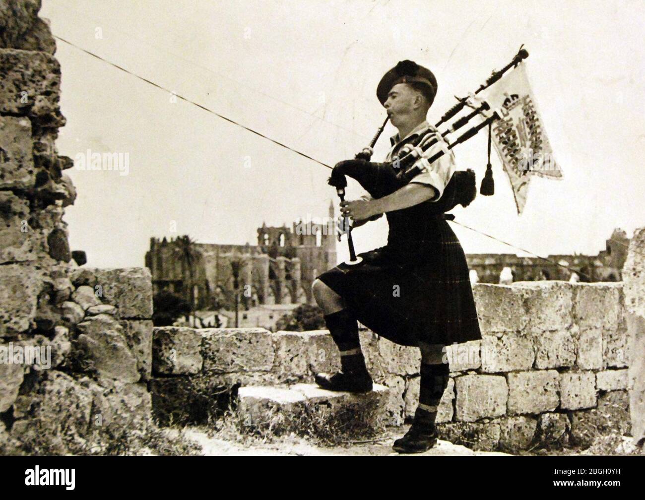 Highland piper in Cyprus on one of the Crusader‥99s ancient battlements ...