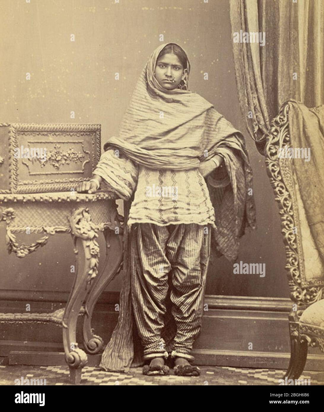 Hindu girl karachi Stock Photo - Alamy