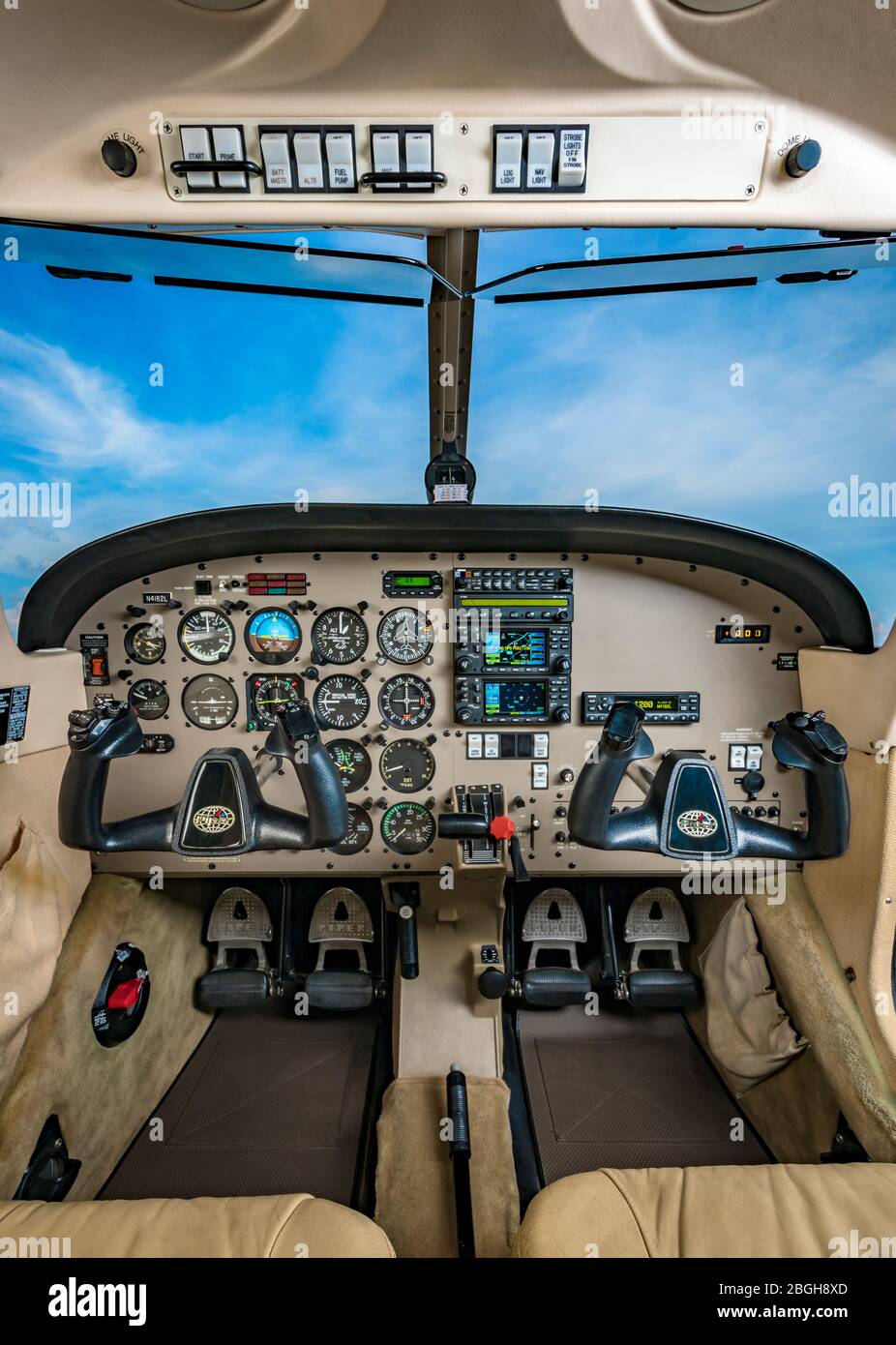 Cockpit of a Piper Archer III Stock Photo - Alamy
