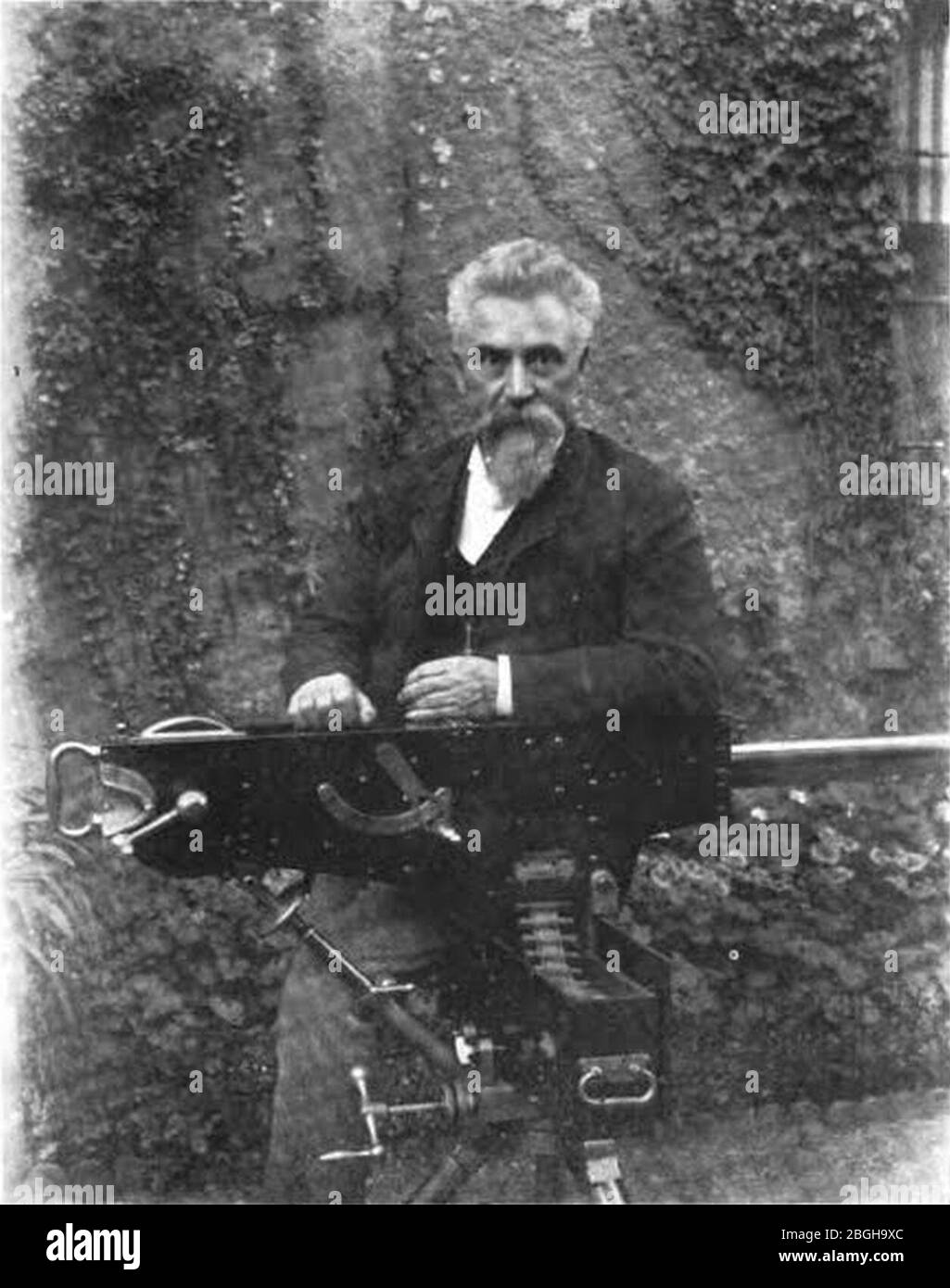 Hiram Maxim leaning on machine gun Stock Photo - Alamy