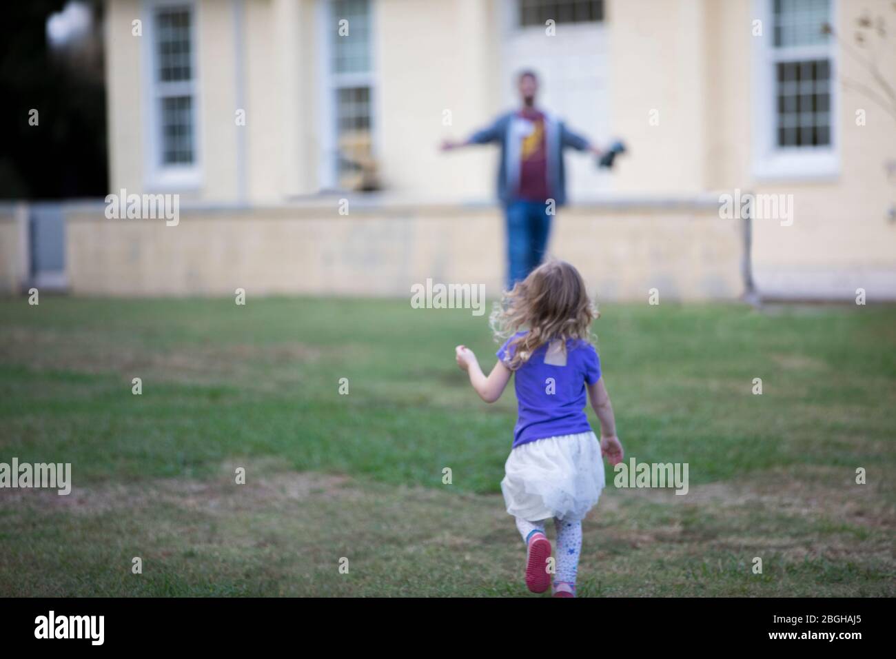 Daughter running to father Stock Photo - Alamy