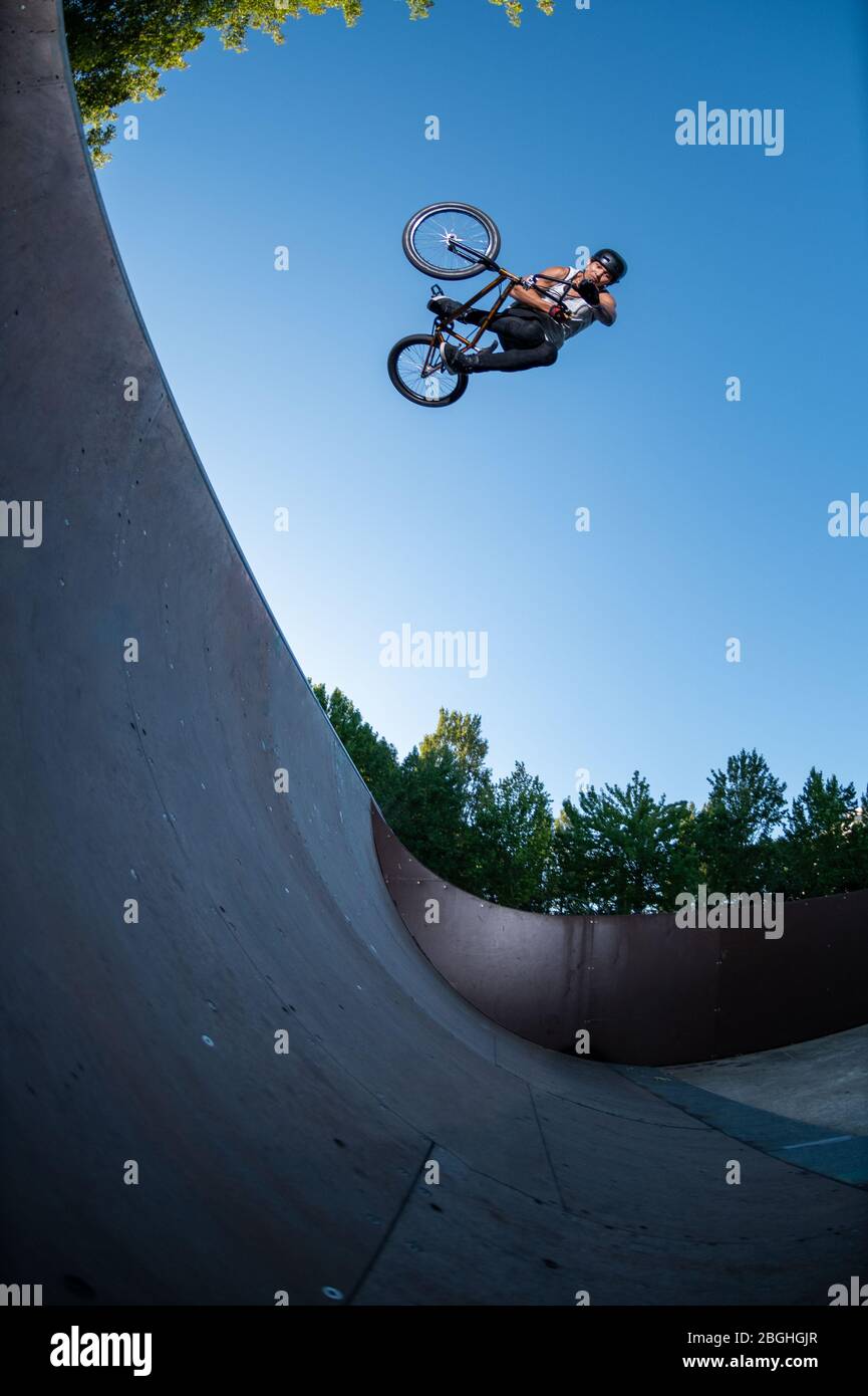 Table top jump hi-res stock photography and images - Alamy